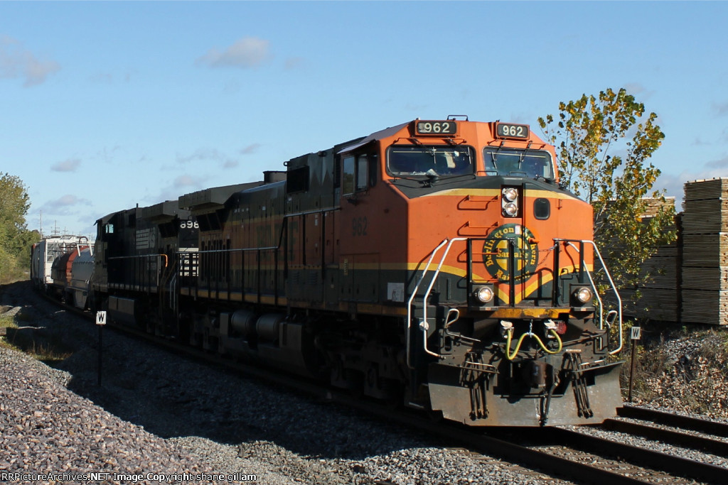 BNSF 962 leads a galmem sb past old monroe mo.